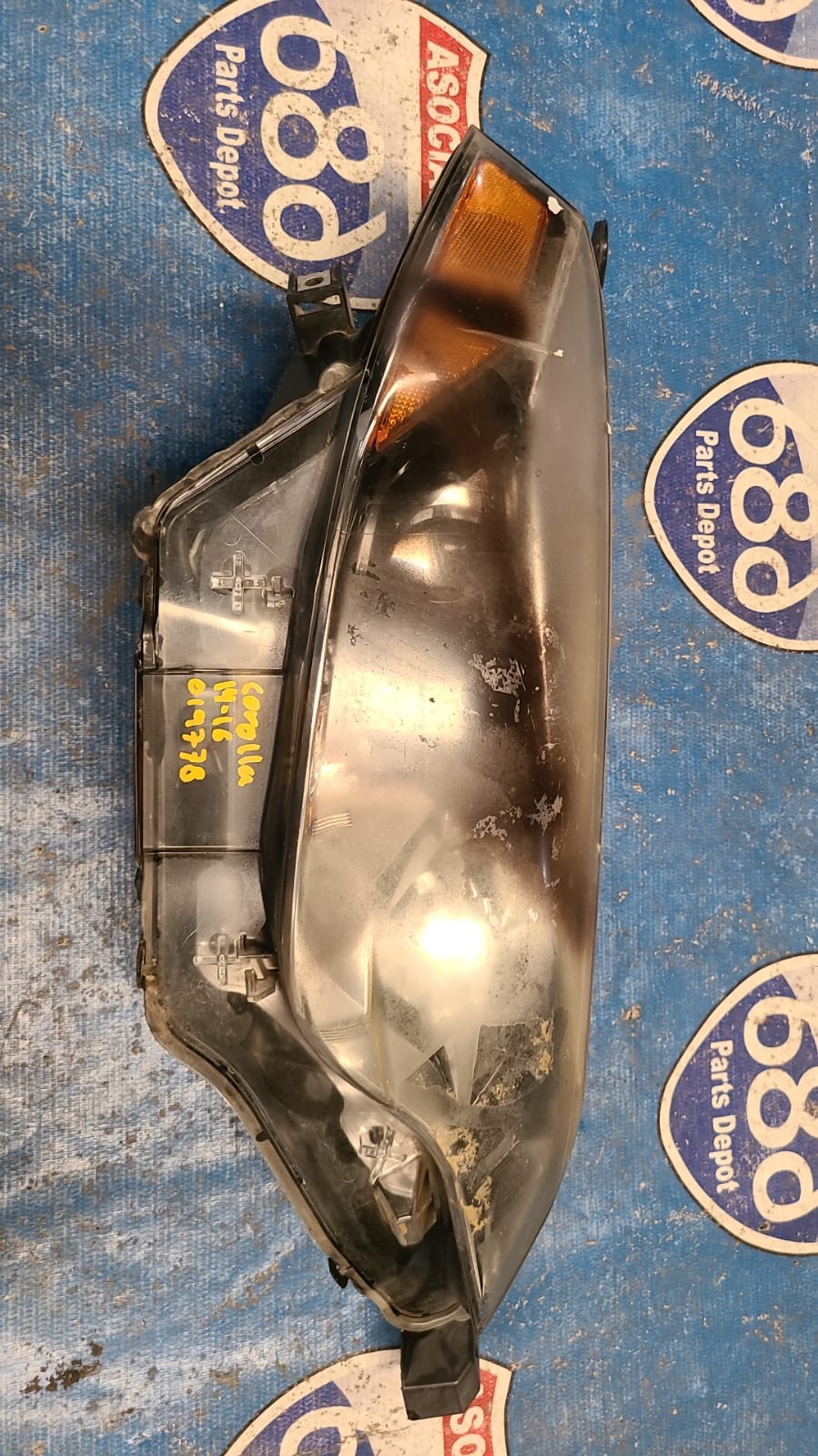 foco derecho Corolla 14-16 019778 rack E2 (bodega) – Yonke 686